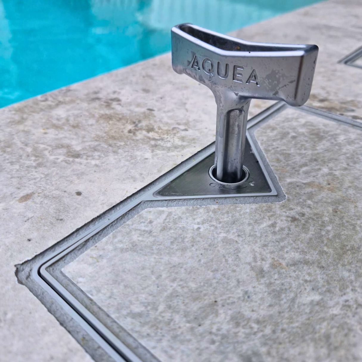 V-LOCK Concealed Skimmer Lid 475-223 - Ultraviolet Systems Inc.